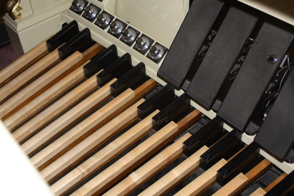 Play the Mighty Wurlitzer Theatre Organ County Durham Practise Play ...